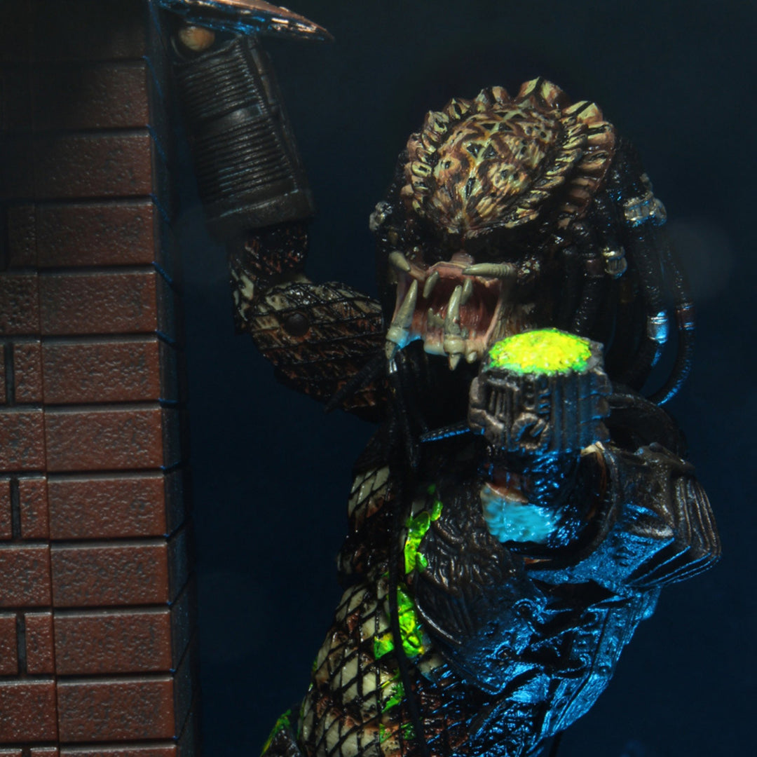 NECA Predator Ultimate City Hunter (Battle Damaged) – Nerdzoic Toy Store